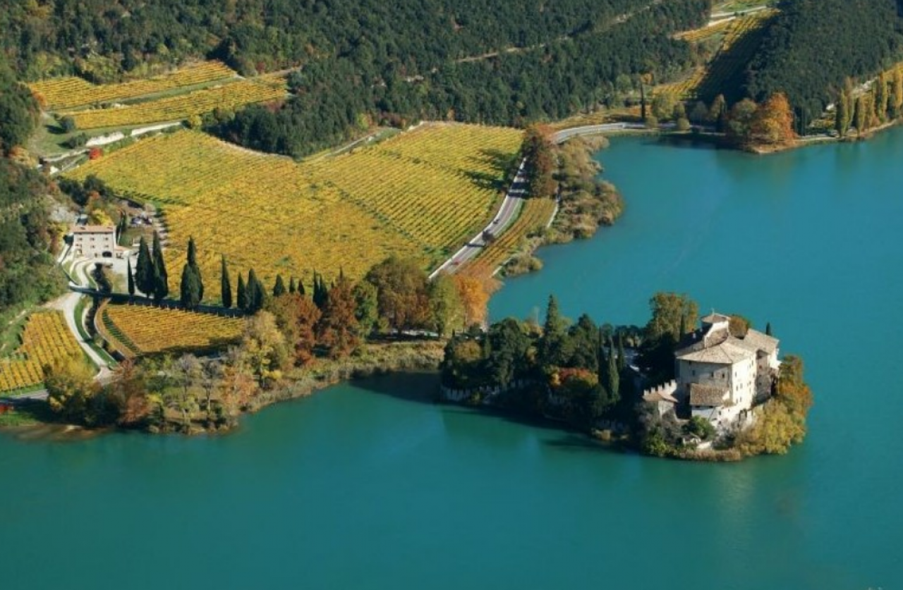 Castel Toblino, Lago di Toblino